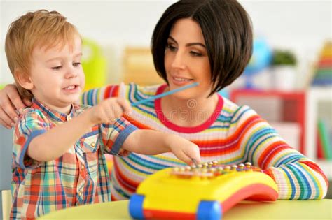Madre Joven E Hijo Lindo Jugando Foto De Archivo Imagen De Sonrisa