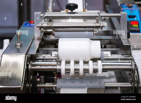 White Plastic Bottle On Small Tabletop Bottle Sticker Labeling Machine For Medicine And