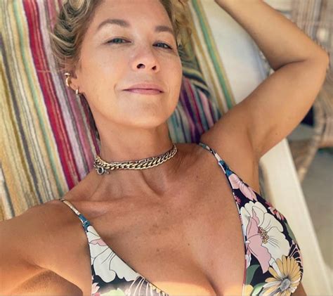 Jenna Elfman Wearing Swimsuit Wallpaper Wallpapersok