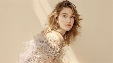 Julia Stiles Recreates Heartfelt Scene From ‘10 Things I Hate About You