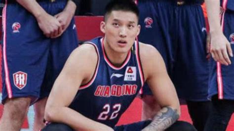 曾繁日多次犯规被杜锋换下，随后在替补席翻白眼腾讯视频