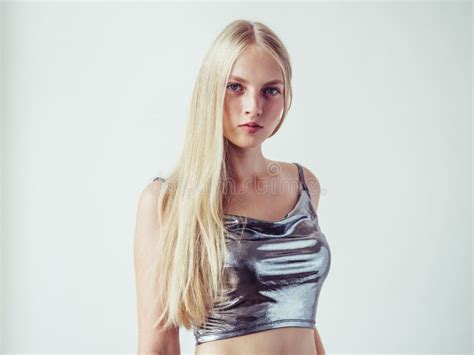 Muchacha Rubia Hermosa De La Mujer Con El Pelo Rubio Largo Liso Y El