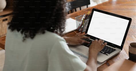 여성 사람은 노트북 컴퓨터와 스마트 폰을 열고 정보 또는 콘텐츠에 대한 빈 빈 화면이 있으며 현대 사업가는 노트북을 통해 인터넷에서 일합니다 사진 Unsplash의