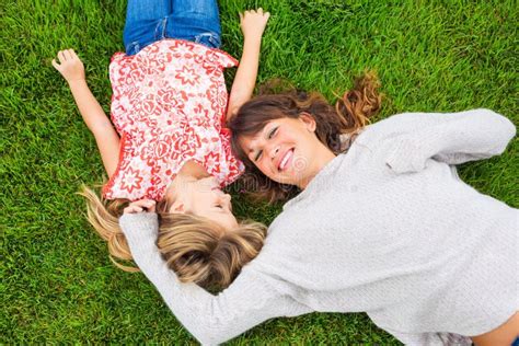 Het Gelukkige Moeder En Dochter Ontspannen Buiten Op Groen Gras