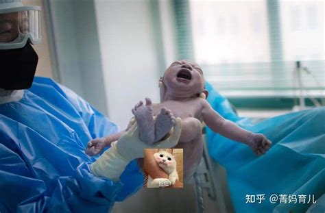 为啥医生抱新生儿怼屁股给产妇看一眼就抱走给爸爸？当妈不配看脸 知乎