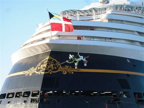 Am Heck Der Ms Disney Magic Unter Der Flagge Bahamas Werden Ausbesserungsarbeiten Von