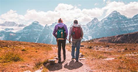 Dos Personas Caminando Por Camino Sin Pavimentar · Fotos De Stock Gratuitas