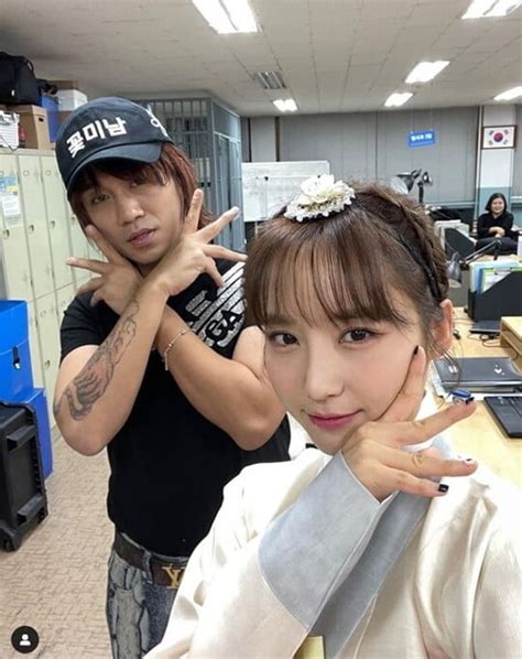 골때녀 윤태진 고운 한복 차려 입고 다나카와 인증샷 지나가다 만나 텐아시아