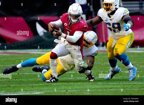 Arizona Cardinals Quarterback Kyler Murray 1 Escapes The Tackle Of