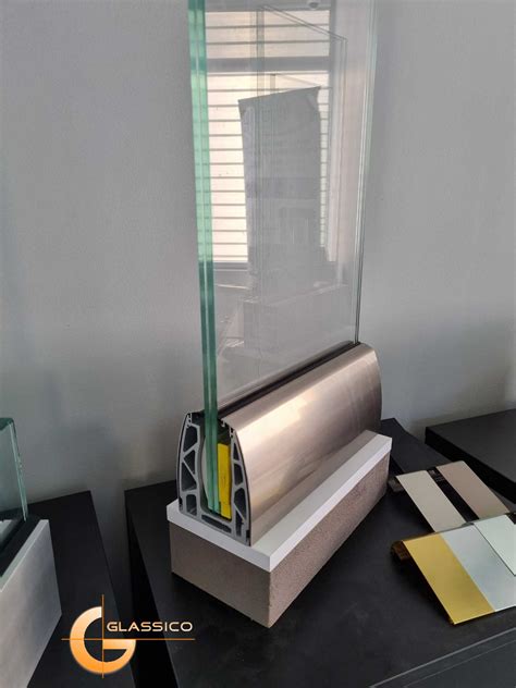 מעקה זכוכית שתול Glassico עבודות זכוכית