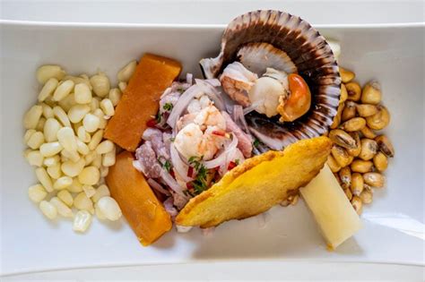 Ceviche Peruano Acompañado De Choclo Chifle De Boniato Y Torta De