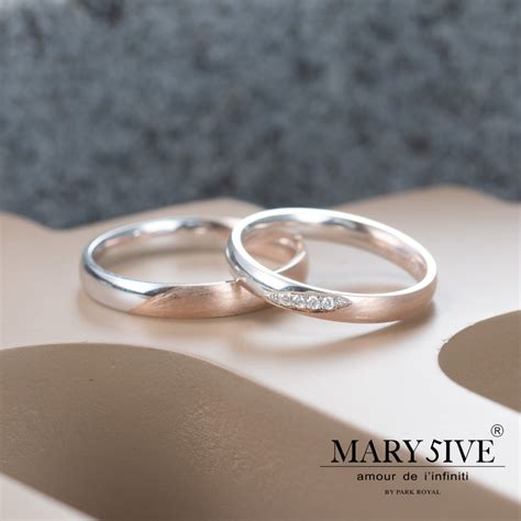 從擁抱時雙方所萌生的幸福感是無可取代的，而這款戒指希望可以忠實地將這份令人嚮往的 Mary 5ive 婚戒設計中心