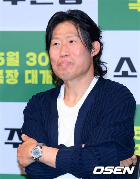 미소 짓는 유해진