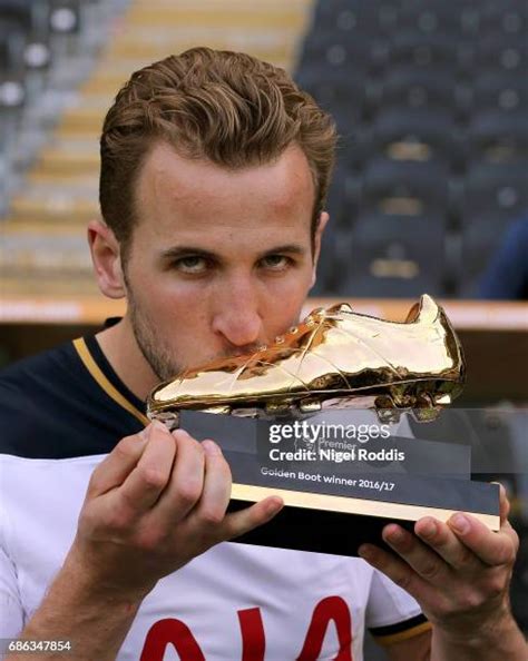 Harry Kane Golden Boot Photos And Premium High Res Pictures Getty Images