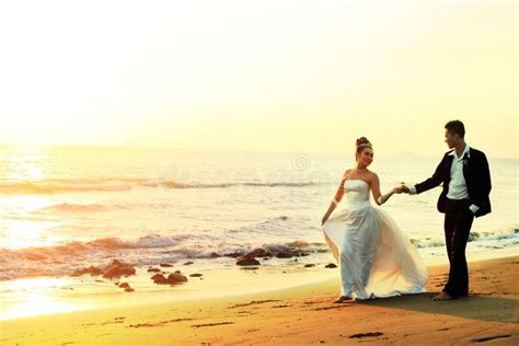 Wedding Couple At Beach Portrait Of Wedding Couple Honeymoon At Beach