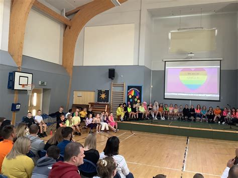 Maddiston Primary School Stage Assemblies