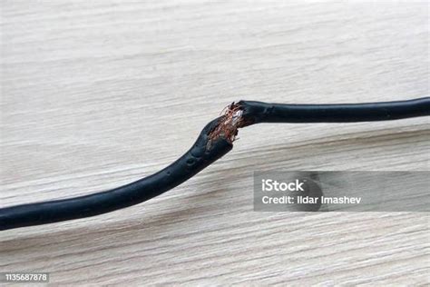 나무 바닥 배경에 검은 색 전기 코드를 손상 위험한 깨진 전기 케이블 0명에 대한 스톡 사진 및 기타 이미지 0명 개 개념 Istock