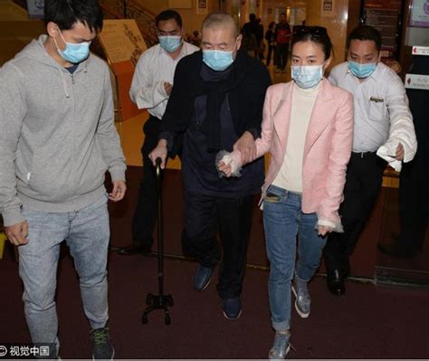 甘比為劉鑾雄剖腹生一女，劉鑾雄當爹不開心，在病房裏只呆一小時 每日頭條