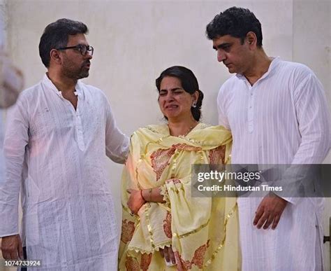 Akshay Nana Chudasama Shaina Nc And Manish Munot Pays Respect News