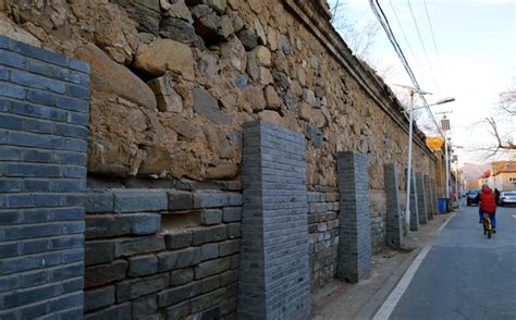 当年成化皇帝为万贵妃建了一座大墓，如今万娘坟围墙已成危墙朱见深