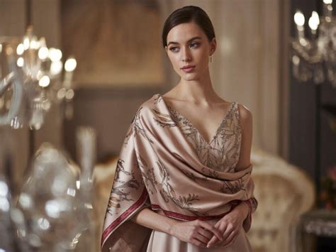Jak Nosić Szal Do Sukienki Wieczorowej 5 Eleganckich Sposobów Które Zachwycą Każdego Fioza