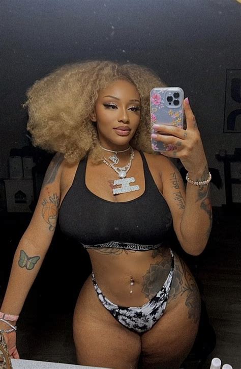 Sophia Ifeoma Taking A Selfie In Her Black Sports Cufo510