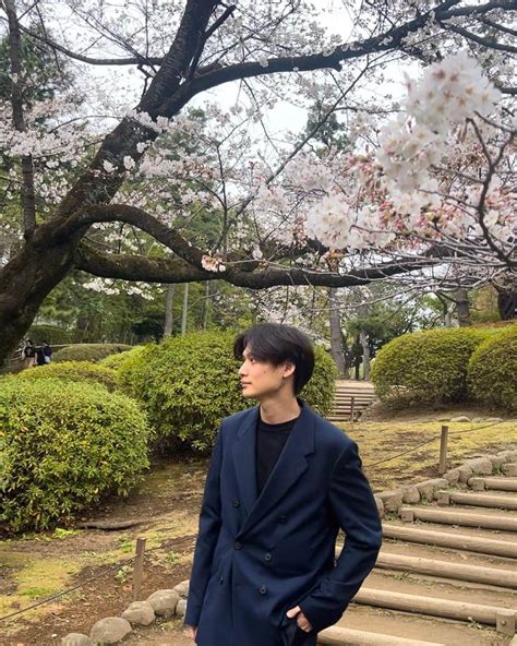 松本大志さんのインスタグラム写真 松本大志instagram「雨が降る前に今年の桜見れて良かった🌸 入学式卒業式シーズンはいつになっても新鮮な気持ちになれるね！ 自分が新たな気持ちで