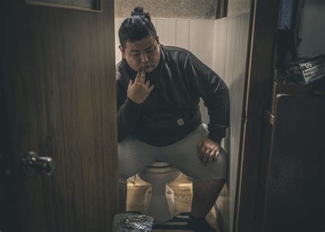 便座からバキっと音が聞こえたデブ男子の無料の写真素材 Id84505｜フリー素材 ぱくたそ