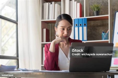 노트북으로 사무실 공간에서 일하는 아름다운 젊은 아시아 소녀 똑똑한 여성 사업의 개념 가상현실에 대한 스톡 사진 및 기타 이미지 가상현실 경영자 노트북 Istock