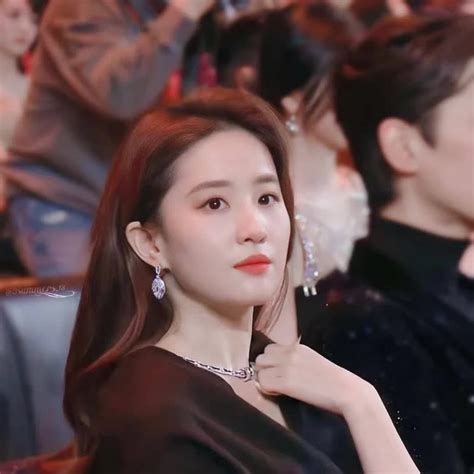 Rầm Rộ Clip Cận Cảnh Lưu Diệc Phi đượm Buồn Vì Bị Dàn Tiểu Hoa Ngó Lơ