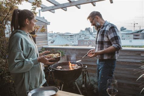 Balkon Grillen Bilder Und Stockfotos Istock