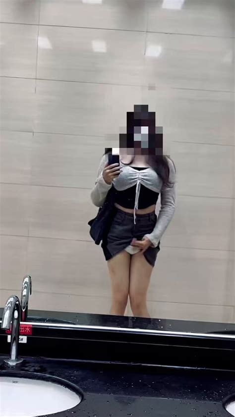 在女厕洗手台前露出偷偷玩弄小肉棒，上完厕所出来的妹妹看我一脸红晕遮住下体问我是不是不舒服🥵我害羞的跑走了 男娘 伪娘 男の娘