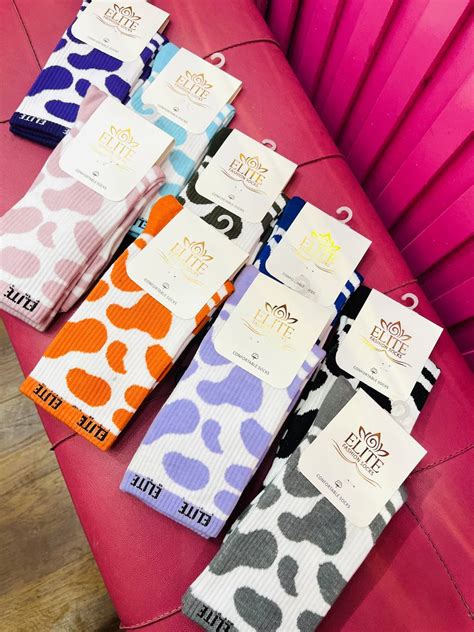 خرید جوراب زنانه ساق‌دار کبریتی طرح گاوی شاپینو