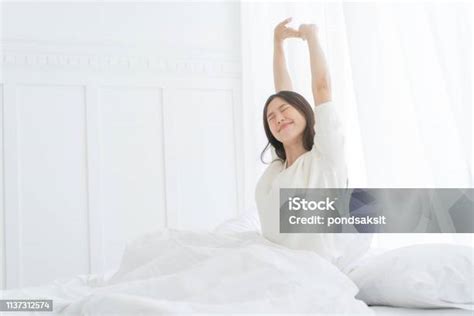 아시아의 여성에 그만큼 아침 그녀 스트레칭에 그녀의 침대 십대 소녀에 대한 스톡 사진 및 기타 이미지 십대 소녀 건강한 생활방식 아시아 Istock