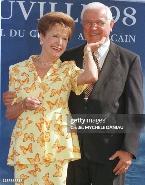 Lécrivain Américain Mary Higgins Clark Pose Avec Son Mari John