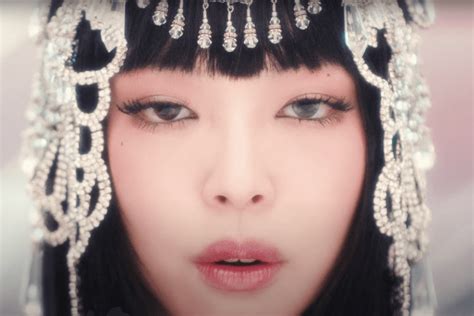 數不清的女王造型登場：jennie 無預警公開新歌《zen》引起粉絲熱議！ Popbee