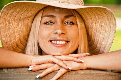 戴草帽的年轻女子