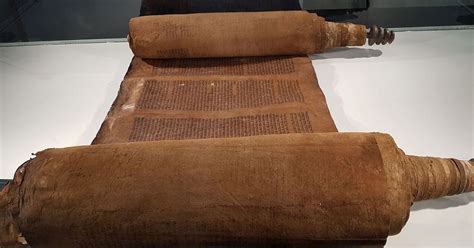 בן 400 שנה ספר תורה נדיר הוצג ביריד ספרים בסעודיה