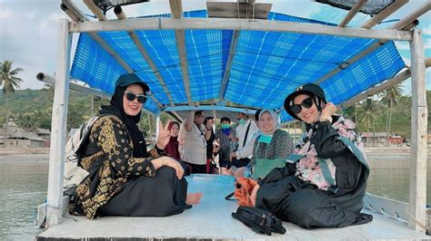 Susuri Pantai Bahuluang Tim Rumah Sakit Mata Makassar Disuguhi Menu