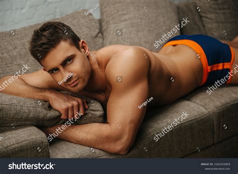6 602 Man Shirtless Bed Aiheista Kuvaa Kuvia Arkistovalokuvia Ja