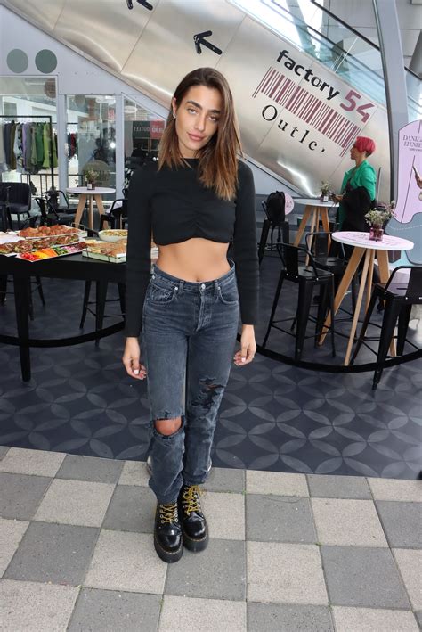 נטע ברזני נכנסת בכולם שישאירו את השמלות והבגדים בבית אייס