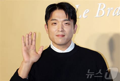 안성재 셰프 손 인사도 멋짐 뉴스1