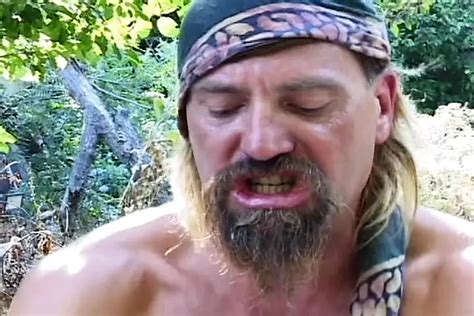 Sie Fand Ihn Im Freien Und Beschloss Mit Seinem Schwanz Zu Spielen