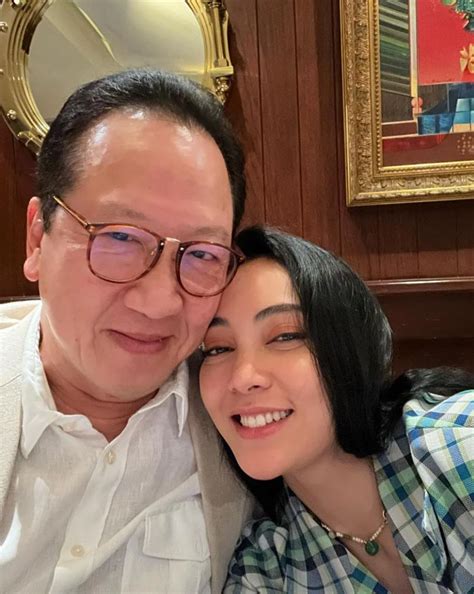 ตั๊ก บงกช โชว์ชอตหวานฉลองแต่งงาน 10 ปี จุ๊บปาก เจ้าสัวบุญชัย