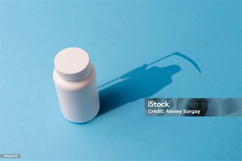 알약과 낫과 죽음의 모양의 그림자와 플라스틱 병 약물로 인한 죽음의 개념 표준 이하의 제약 제제 두개골에 대한 스톡 사진 및 기타 이미지 Istock