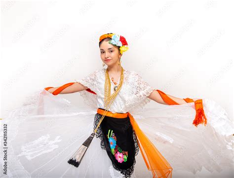 Adolecente Latina Con Traje Tipico De Veracruz Mexico Jarocha Con