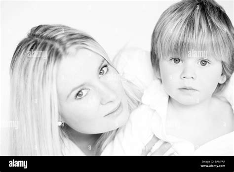 Madre Con La Figlia E Il Figlio Foto E Immagini Stock In Bianco E Nero Alamy