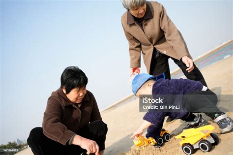 Der Kleine Junge Spielte Am Strand Mit Seiner Oma Und Seiner Oma