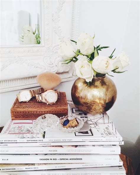 Dressing Table Lainahöyhenissä