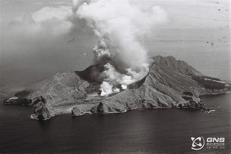 Isla White Volcanian